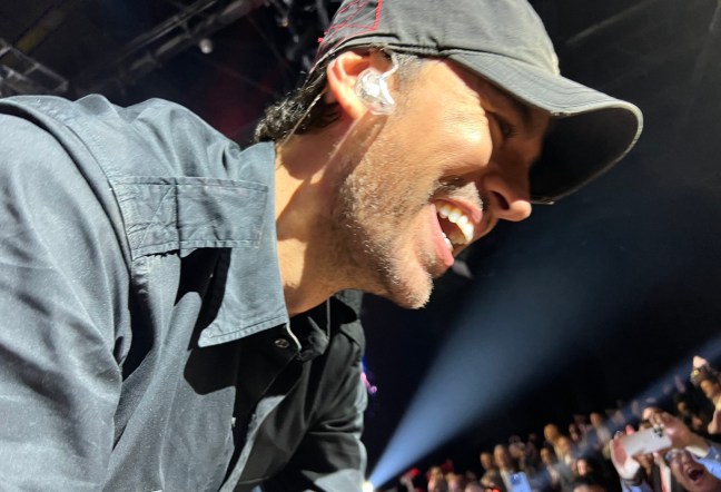 Enrique Iglesias Puts on Intimate Performance at IATA Annual General ...