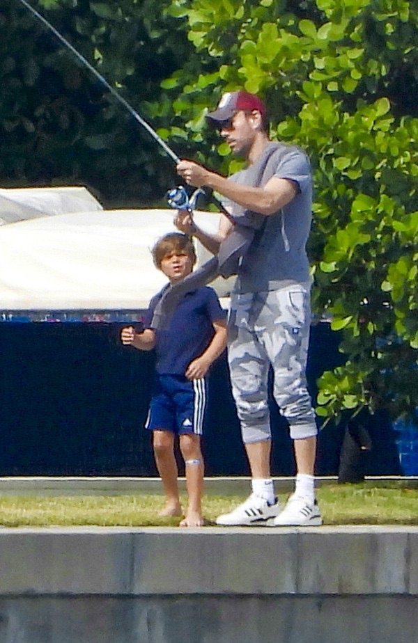 Enrique Iglesias and Anna Kournikova Enjoy Family Boating Day in Miami ...